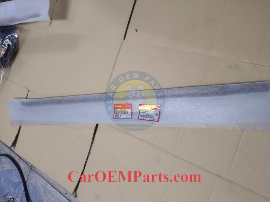 GENUINE HONDA MOLDING ASSY RH FRONT DOOR 72410-TVA-A01